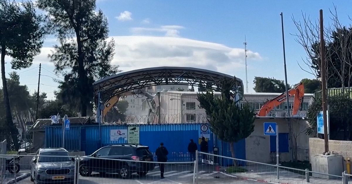 Israel demolerar FN-lokaler – Senaste nytt om kriget i Gaza | SVT Nyheter