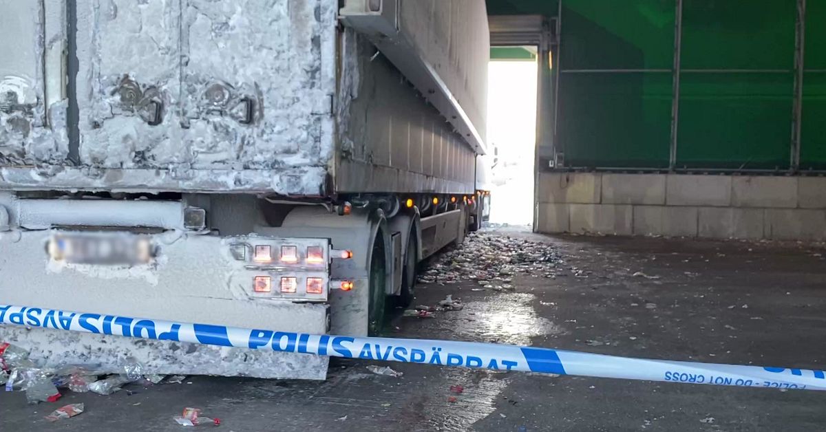Person fastklämd mellan lastbil och vägg i Luleå | SVT Nyheter