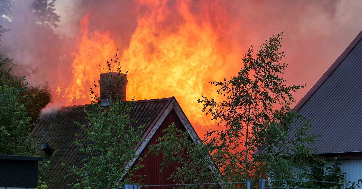 Kraftig brand i Svedala: ”Minimal spridningsrisk” | SVT Nyheter