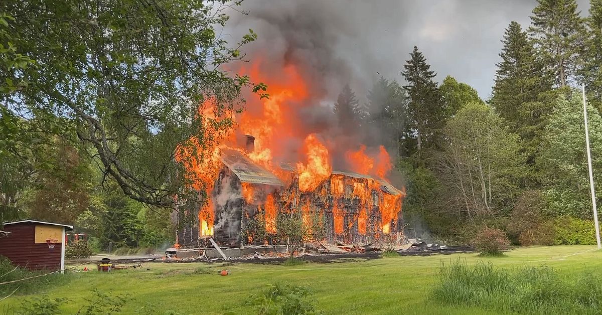 Flerfamiljshus kollapsade efter fullt utvecklad brand i Norberg | SVT Nyheter