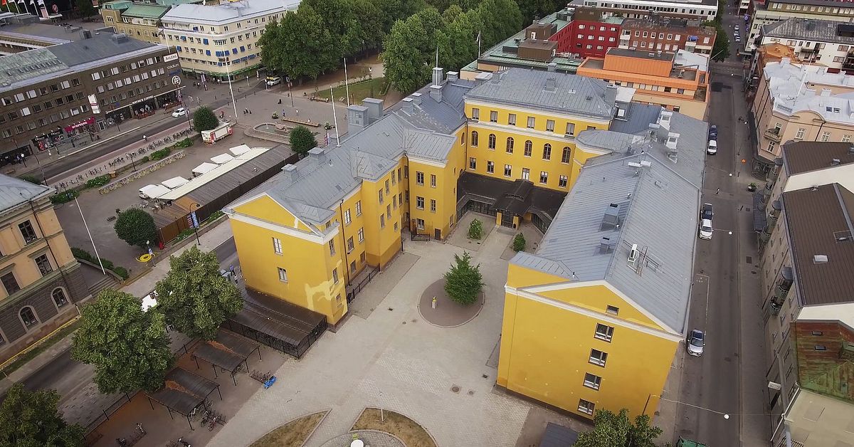 Efter SVT:s avslöjande: 10 anställda på skolan stängs av | SVT Nyheter