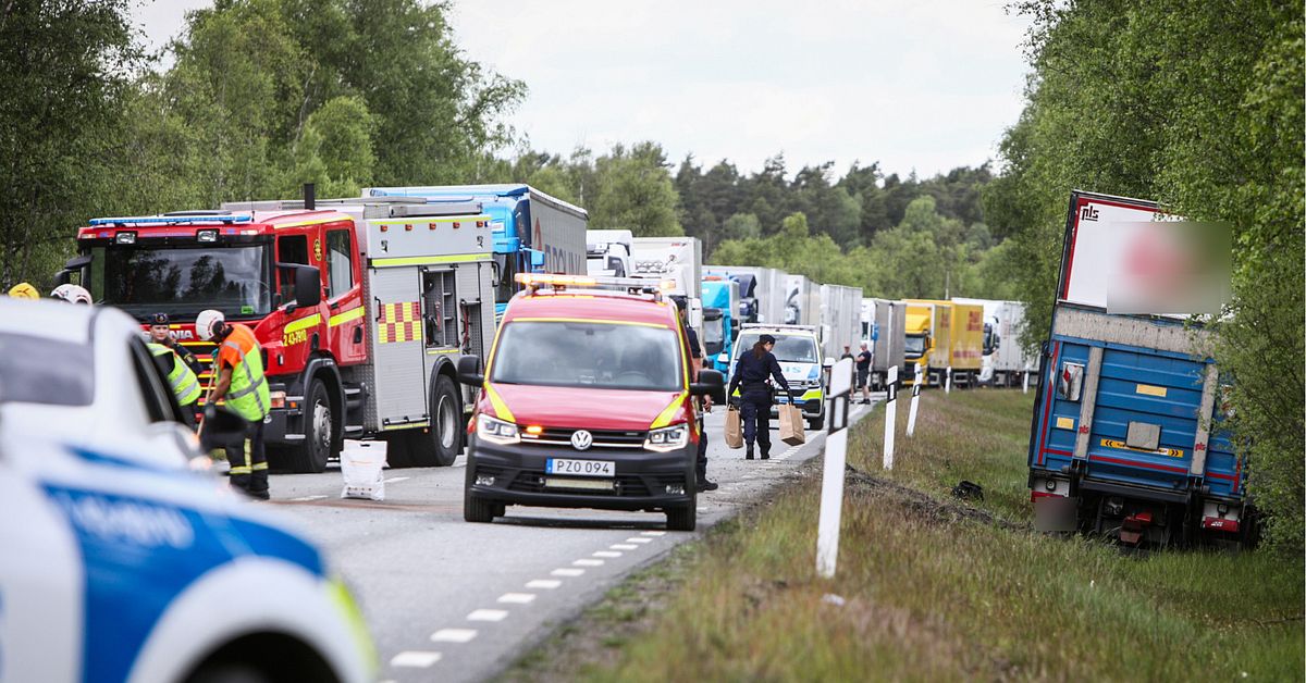 Ung kvinna död efter olycka mellan lastbil och personbil | SVT Nyheter