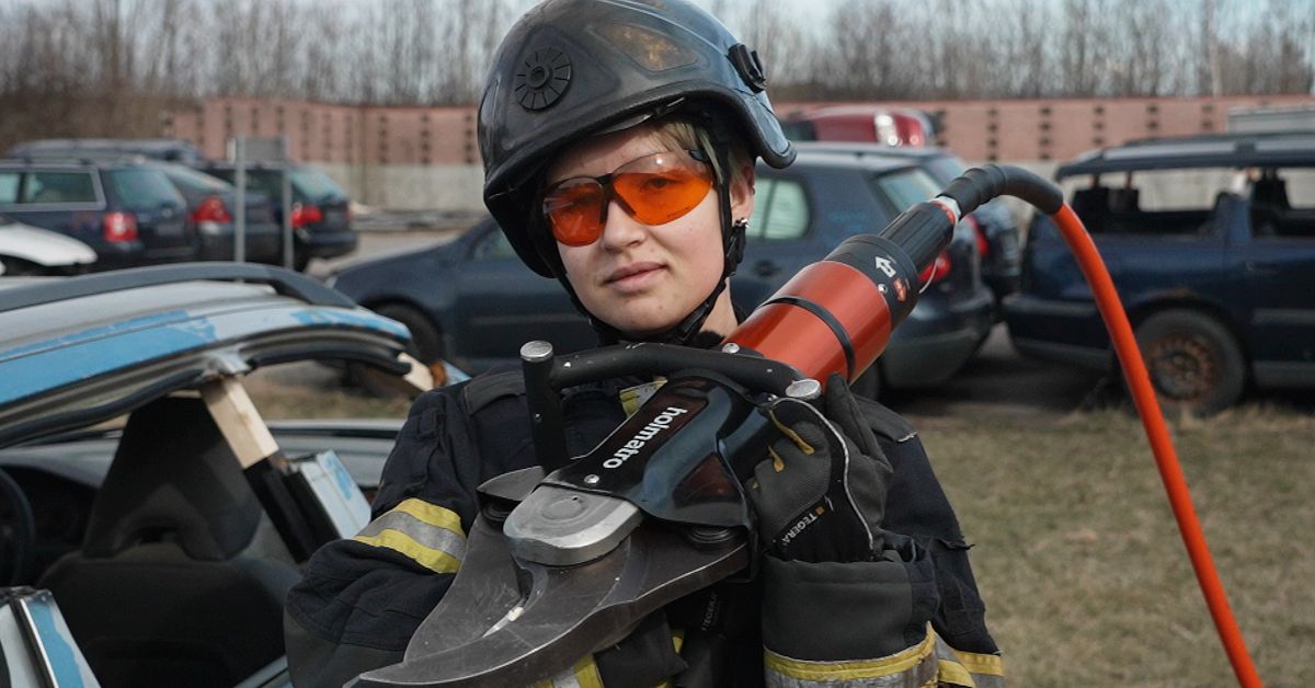 Här klipper Aui, 21, upp en bil: ”Roligt med stora maskiner” | SVT Nyheter