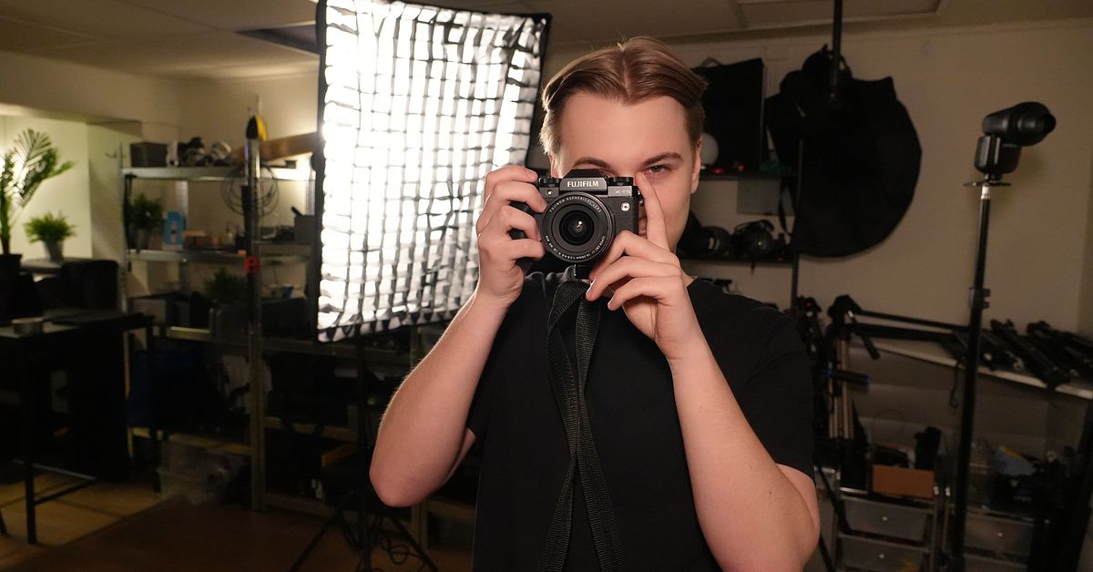 Sandvikens unga bryter isolering med fotoprojekt | SVT Nyheter