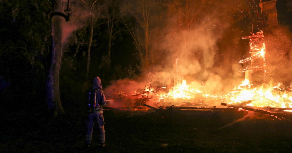 Hus nedbrunnet – ska varit gammal kyrkbyggnad | SVT Nyheter