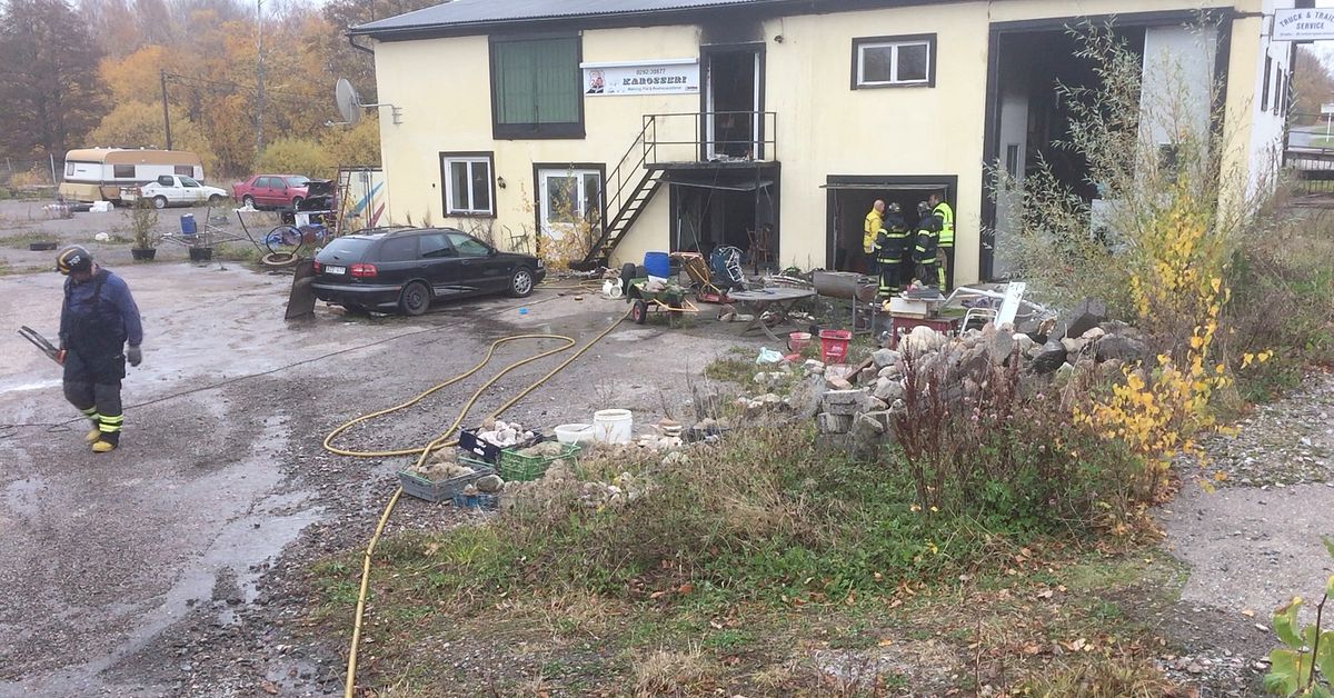 Fullt utvecklad brand i industrilokal | SVT Nyheter