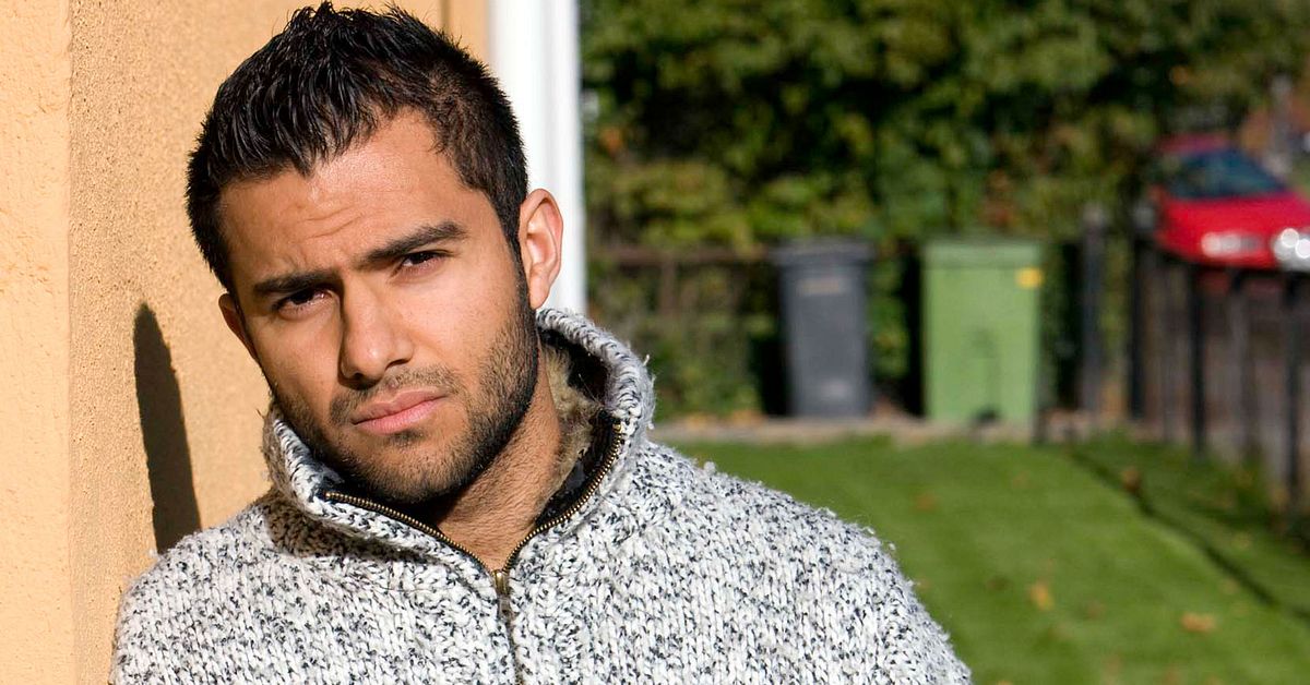 Han lär ensamkommande killar att ragga tjejer | SVT Nyheter