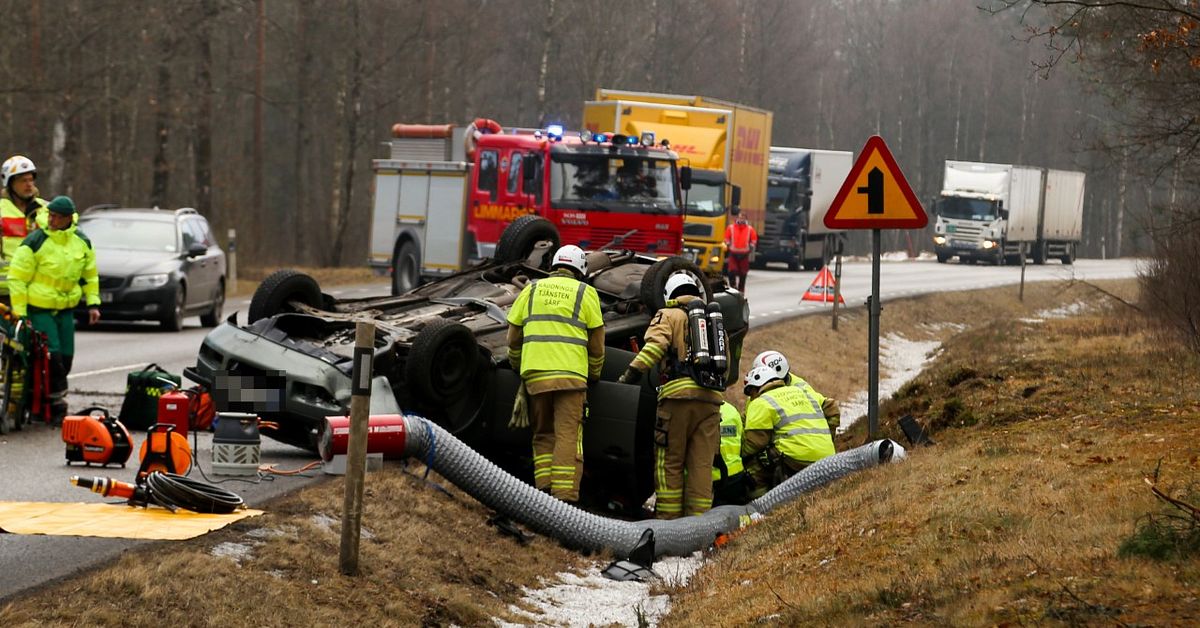 Bil voltade i Tranemo – en person till sjukhus | SVT Nyheter