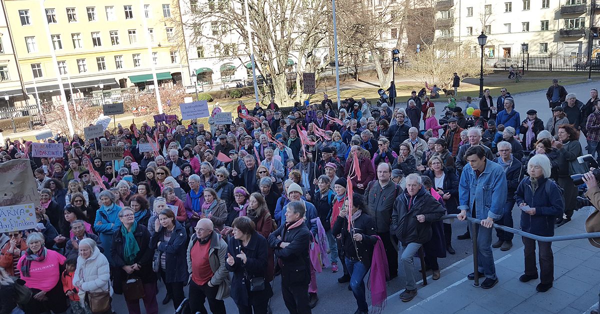 Demonstration för Vidarkliniken | SVT Nyheter