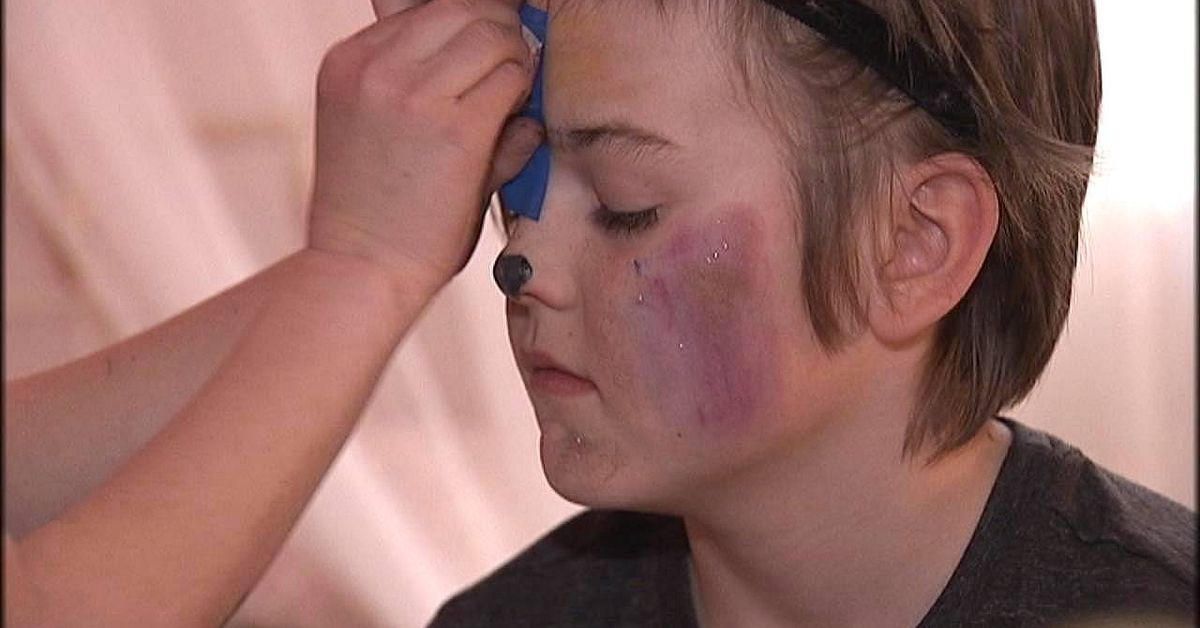 Smink för barn kan vara farligt | SVT Nyheter