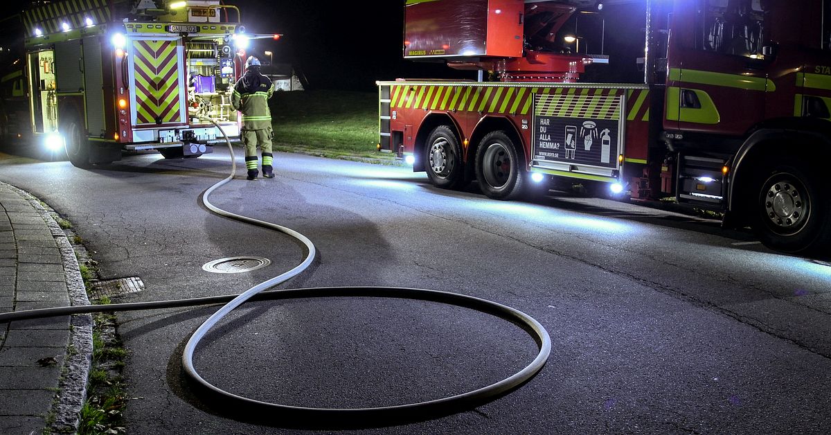 Fullt utvecklad brand i industrilokal i Falkenberg | SVT Nyheter