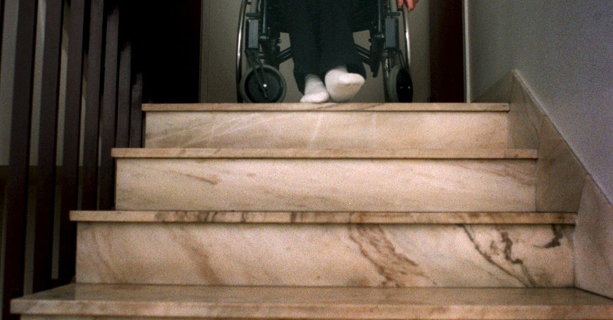 Trasig trapphiss stoppar politiker i rullstol | SVT Nyheter