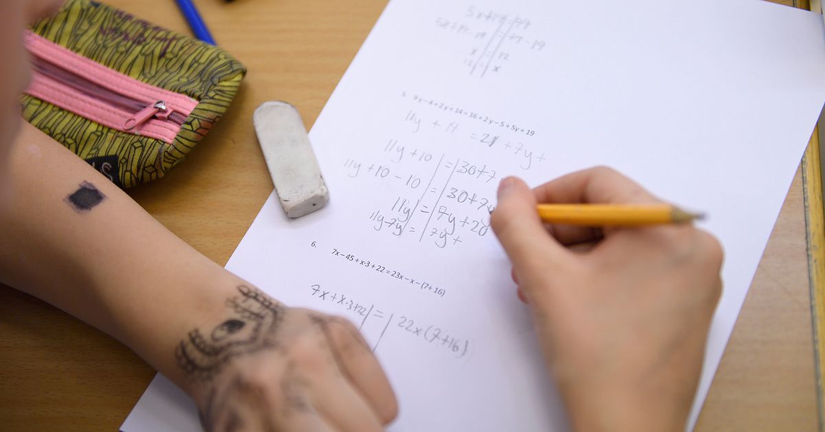 Gymnasieelever tävlar i matematik i Västerås | SVT Nyheter