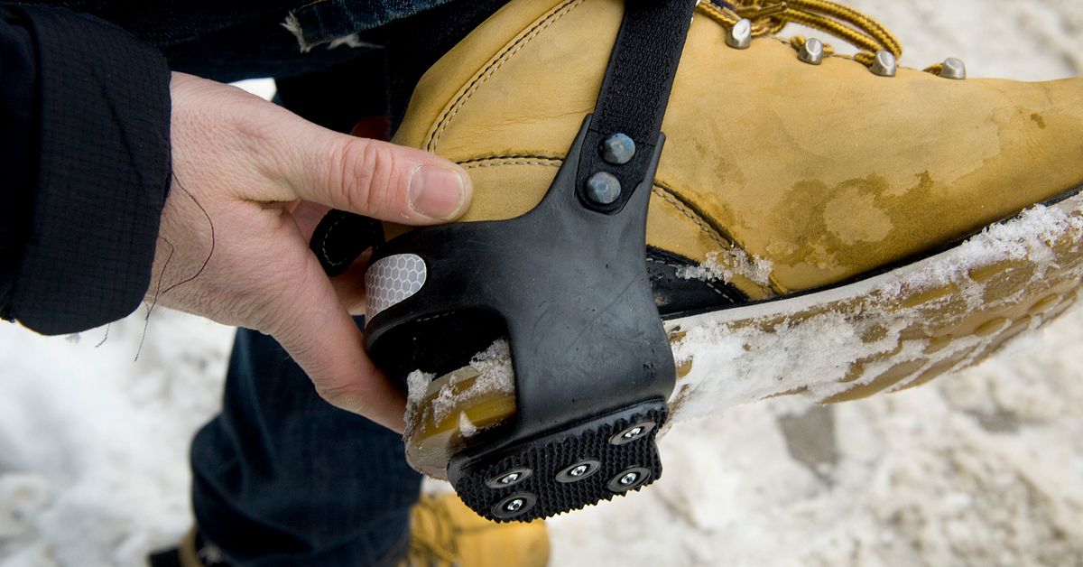 Här får äldre gratis broddar | SVT Nyheter