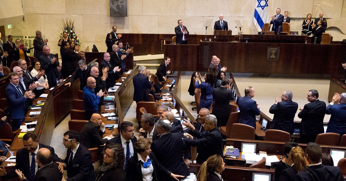Pence: Ambassad flyttas nästa år | SVT Nyheter