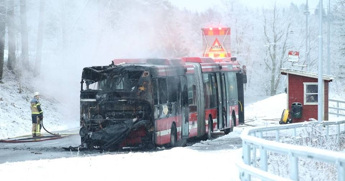 SL-buss började brinna utanför Åkersberga | SVT Nyheter