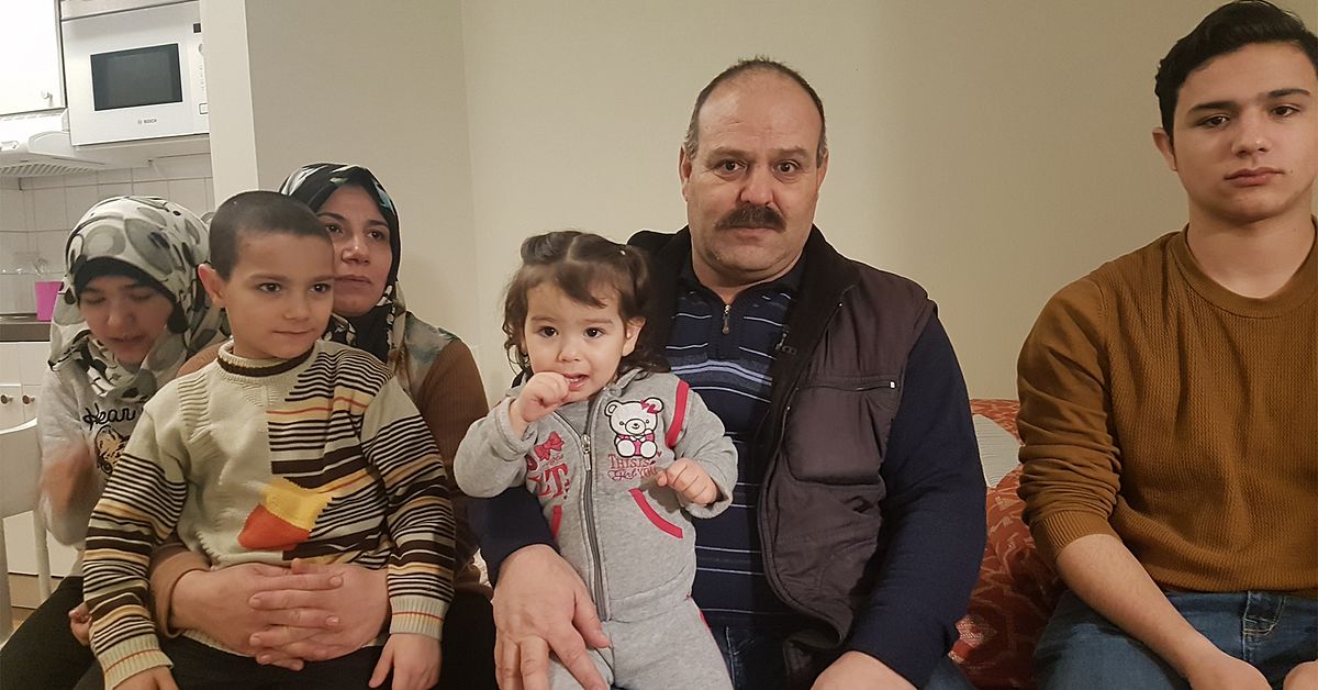 Familjen Akesh på sju personer får bo i två enrummare | SVT Nyheter