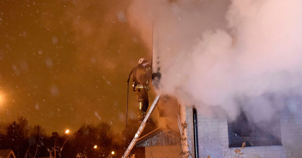 Kraftig villabrand – en till sjukhus | SVT Nyheter