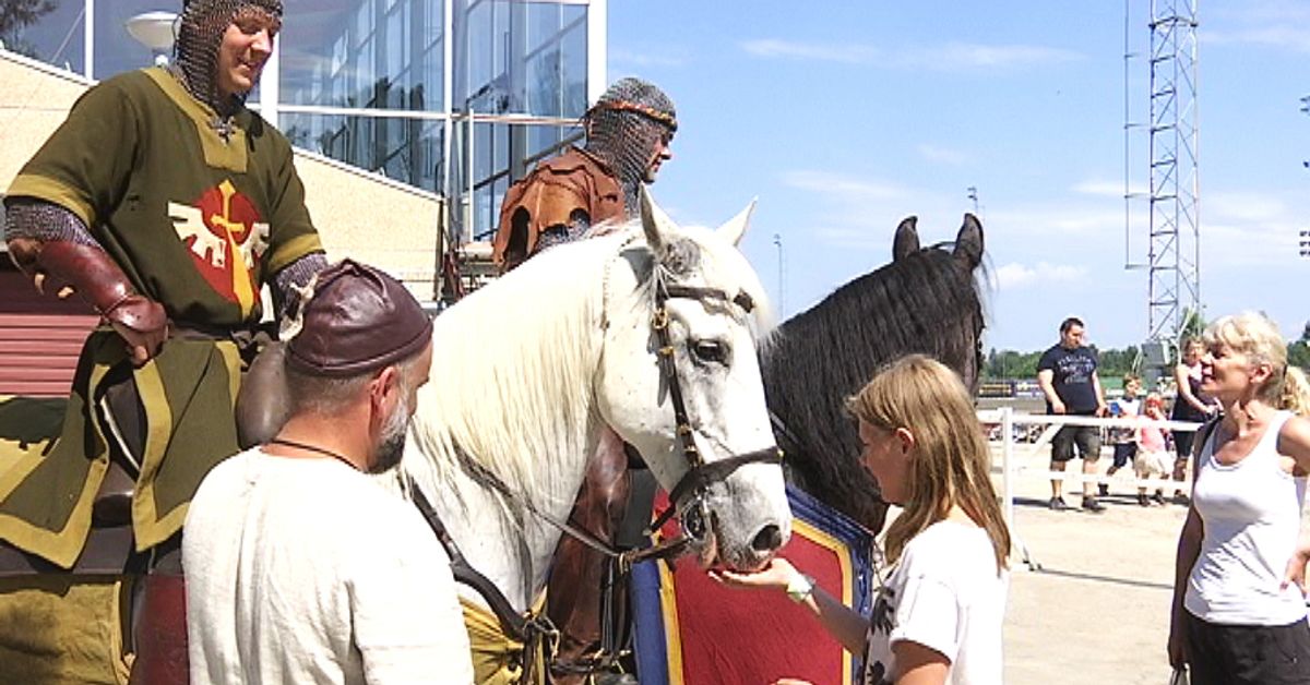 Trav och riddare roade under Sundbyholmsdagarna | SVT Nyheter