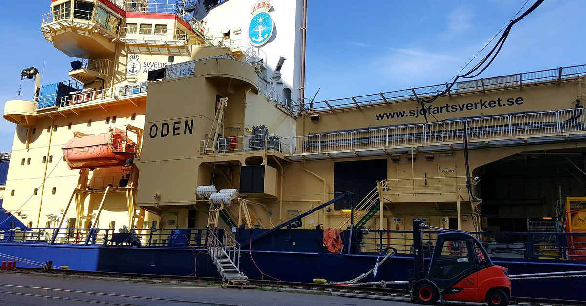 Oden förbereder i Helsingborgs hamn för avresa till Arktis | SVT Nyheter