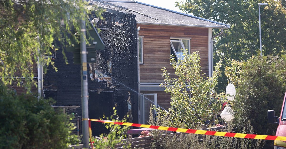 Kraftig brand i radhus i Rotebro | SVT Nyheter