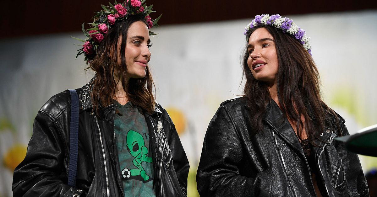 Rebecca & Fionas t-shirtar frias av JK | SVT Nyheter