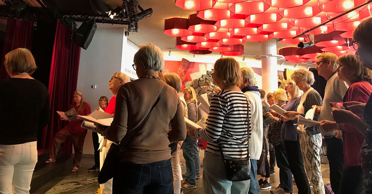 Här sjunger de loss på lunchkören | SVT Nyheter