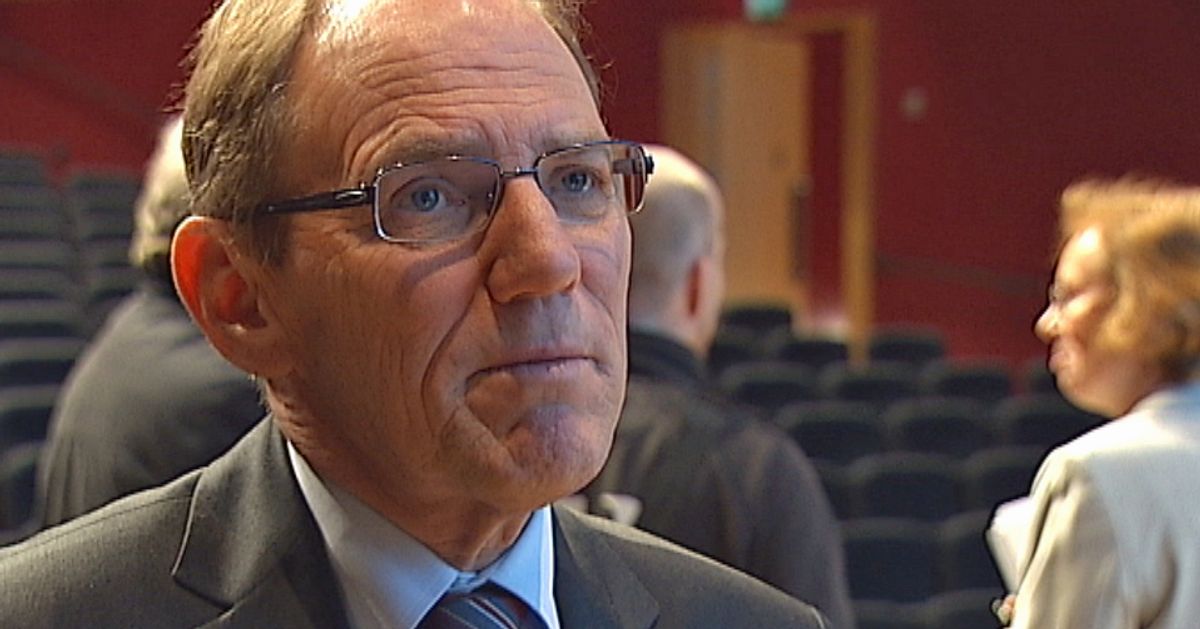 Trots rykten: Jakobsson sitter kvar | SVT Nyheter