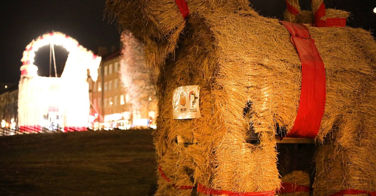 Julbock i Gävle sattes i brand – släcktes direkt av polis | SVT Nyheter