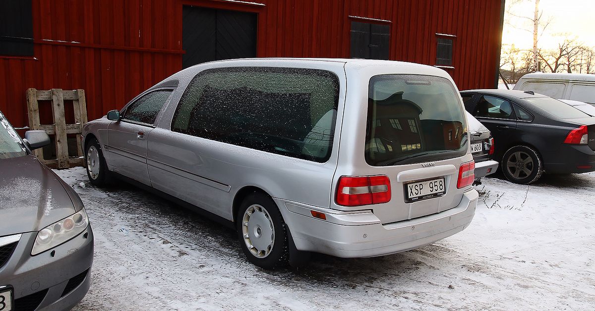 Stulen likbil hittad vid hamnområde | SVT Nyheter