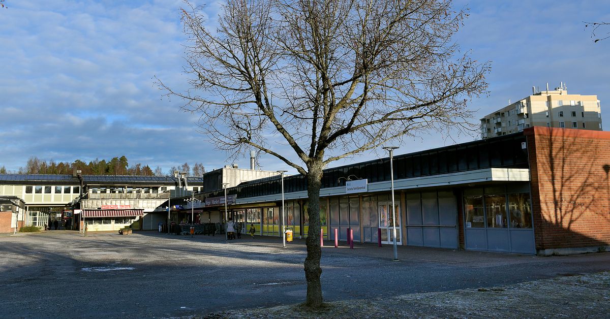 Ungdomar sköt raketer och smällare i Geneta centrum | SVT Nyheter