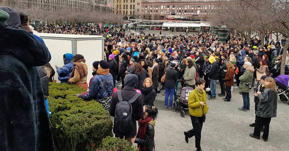Demonstration I Kungsträdgården Många Människor På Plats Svt Nyheter