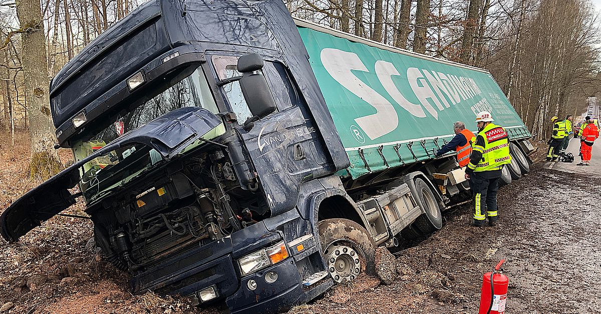 Lastbil i diket orsakade trafikproblem | SVT Nyheter