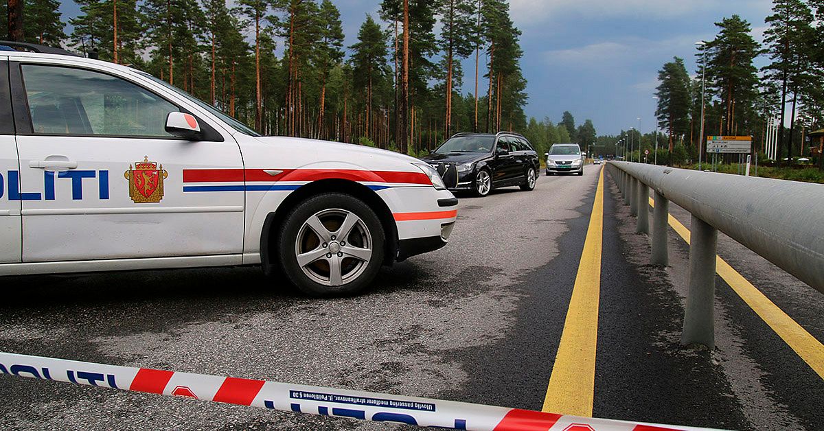 Norsk polis stoppar fordon vid gränsen | SVT Nyheter