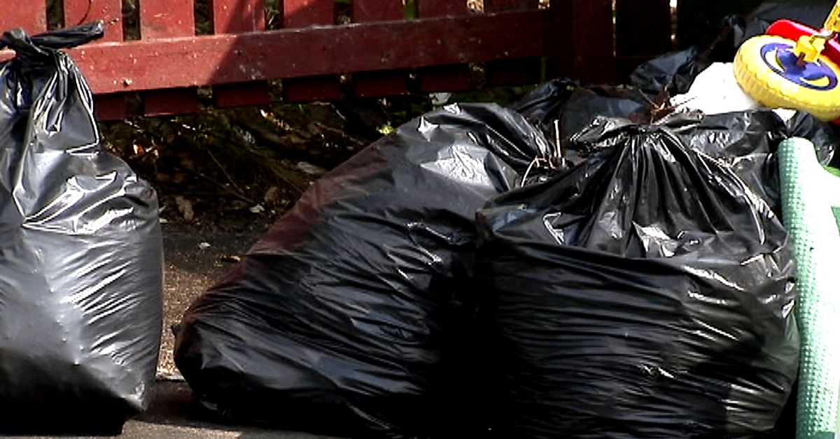 Dumpning av sopor vid återvinningsstationer i Södertälje | SVT Nyheter