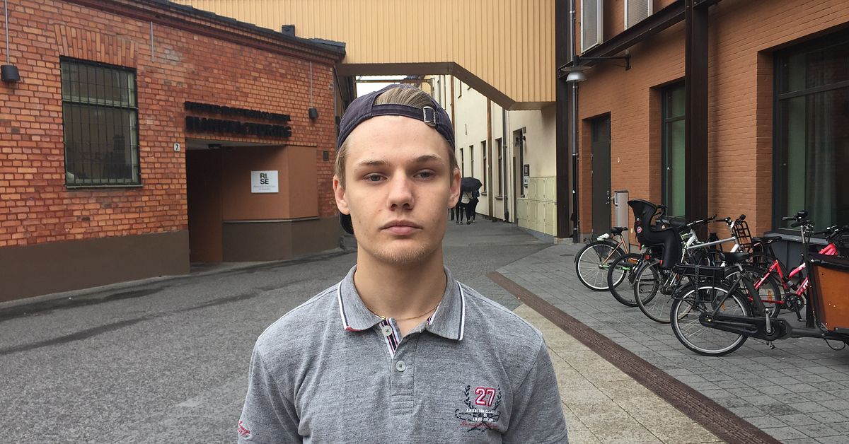 Studenten Elliot om Östgötatrafiken: ”Det är för dyrt” | SVT Nyheter