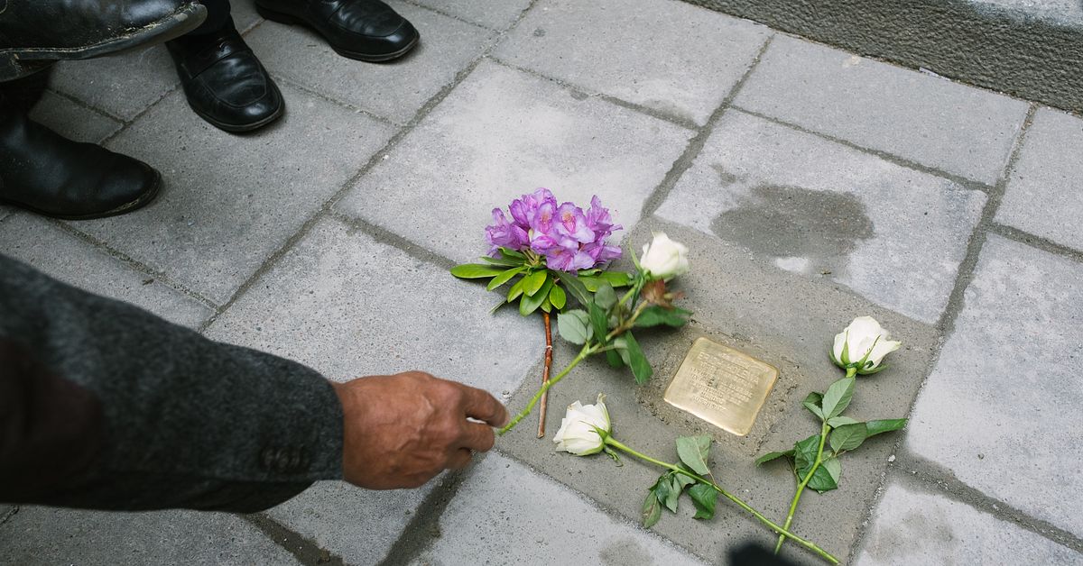 Snubbelstenar invigdes – till minne av Förintelsen | SVT Nyheter
