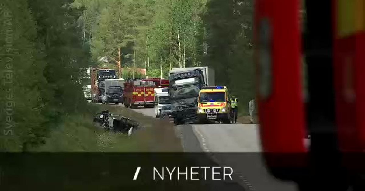 Dödsolycka utanför Umeå – lastbil och personbil kolliderade | SVT Nyheter