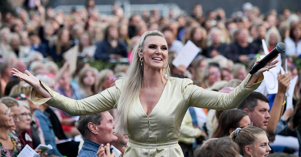 Sanna Nielsen fortsätter leda Allsång på Skansen | SVT Nyheter