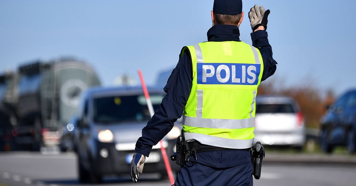Bilist Stoppades Av Polis Misstänks För Flera Brott Svt Nyheter