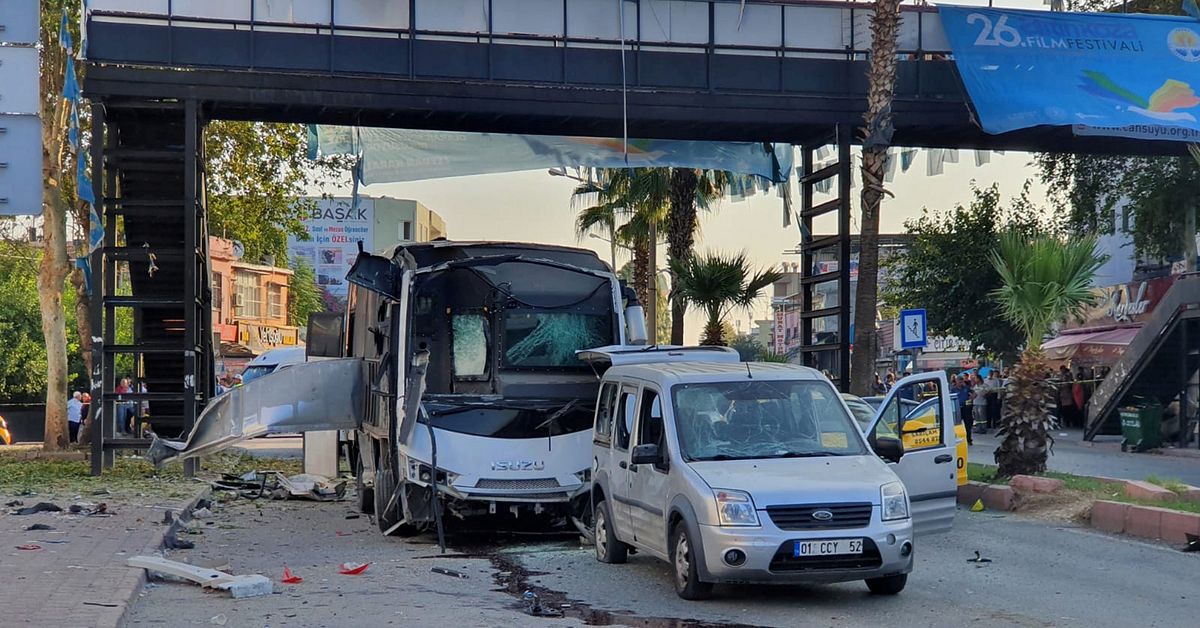 Bomb mot buss med poliser i Turkiet | SVT Nyheter