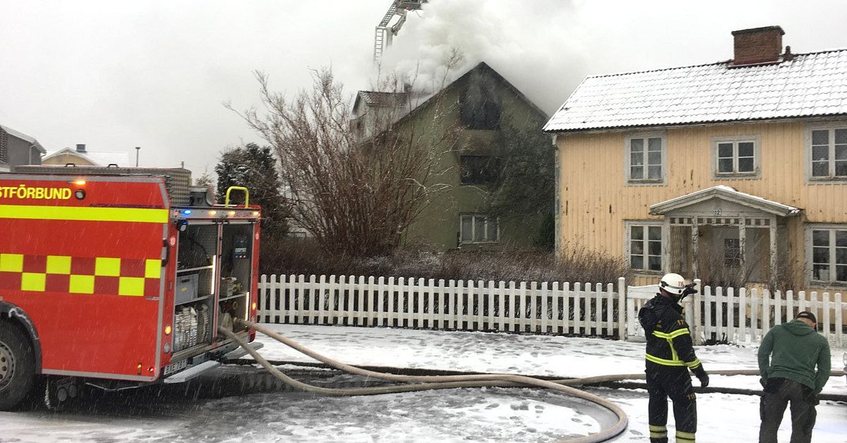 Fullt utvecklad brand i flerfamiljshus i Nässjö | SVT Nyheter
