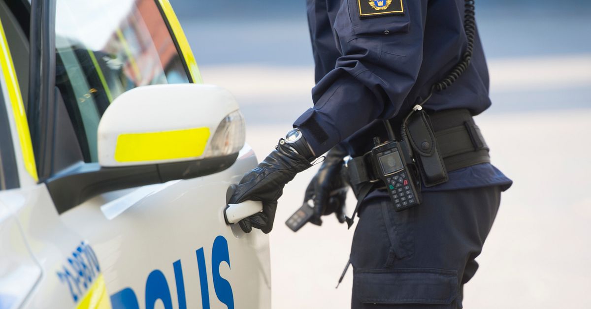 Polis JO-anmäls – ska ha uppmanat 15-åring att posera på moped | SVT ...