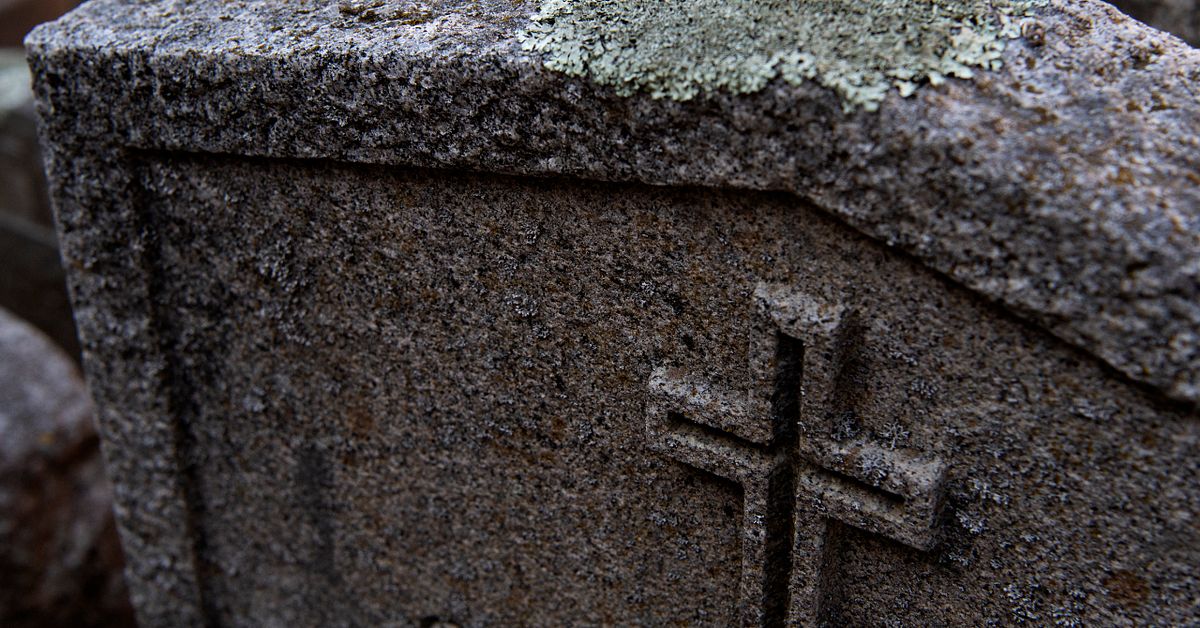 Okänds namn inristat på släktens gravsten | SVT Nyheter