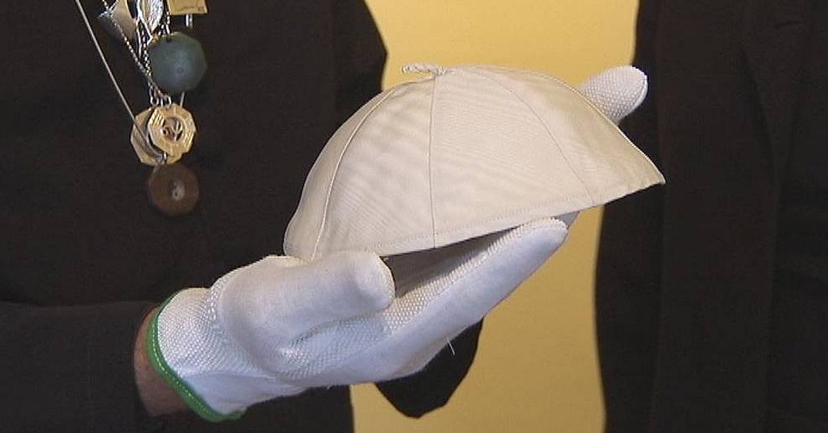 Påvens kalott osåld på auktion | SVT Nyheter