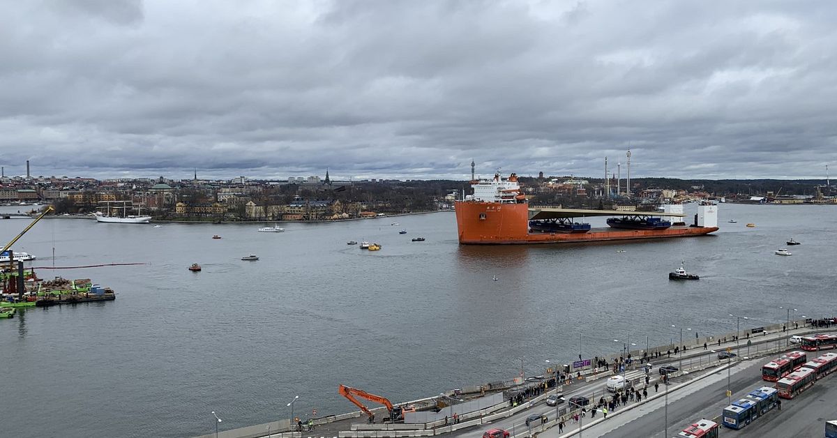 Guldbron vid Slussen får försenad premiär | SVT Nyheter