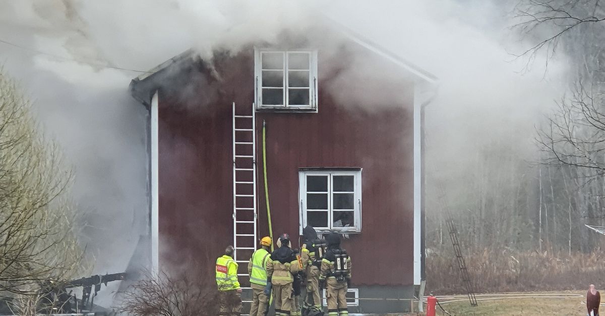 Fullt utvecklad villabrand i Liden – ingen kontakt med ägarna | SVT Nyheter