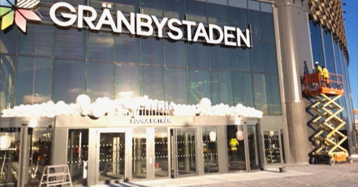 Man gick med stor orm runt halsen i Gränbystaden | SVT Nyheter