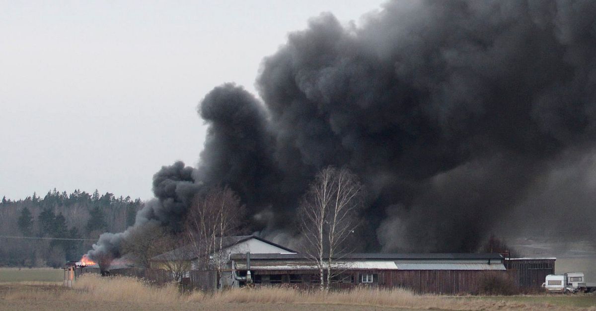 Industrilokal totalförstörd i brand | SVT Nyheter