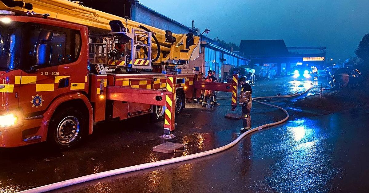 Häftig brand i industrilokal i Härnösand | SVT Nyheter